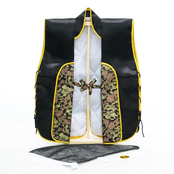 五月人形の脇飾りとしてお使いいただけます。お子様が着用することもできます。■サイズ：身幅約41cm×着丈約45cm/飾り台の高さ約45cm■着用対象年齢：0歳〜3歳（目安）