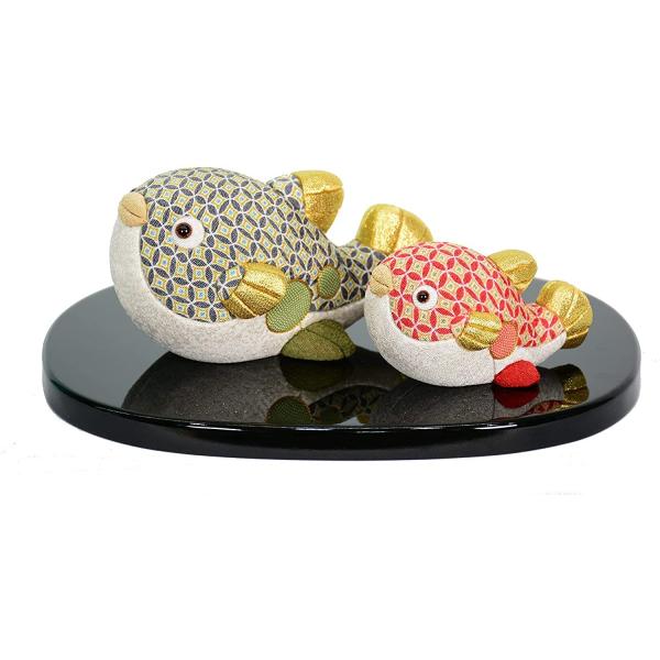 ■サイズ（全体）：間口約27cm×奥行21cm×高さ10.5cm■高さ（人形）：8.5cm※手作り品のため、多少の色ムラや細かいほつれがあることがございます。１つ１つが手作り品のため生地の取り方によって柄の出方が異なりますので予めご了承くだ...