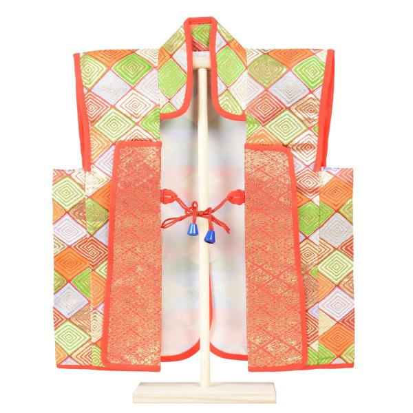 五月人形の脇飾りとしてお使いいただけます。お子様が着用することもできます。■サイズ：身幅約41cm×着丈約45cm/飾り台の高さ約45cm■着用対象年齢：0歳〜3歳（目安）