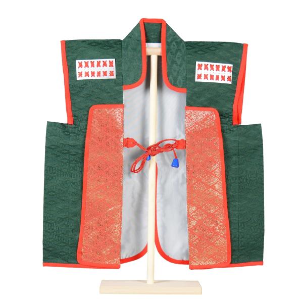 五月人形の脇飾りとしてお使いいただけます。お子様が着用することもできます。■サイズ：身幅約41cm×着丈約45cm/飾り台の高さ約45cm■着用対象年齢：0歳〜3歳（目安）