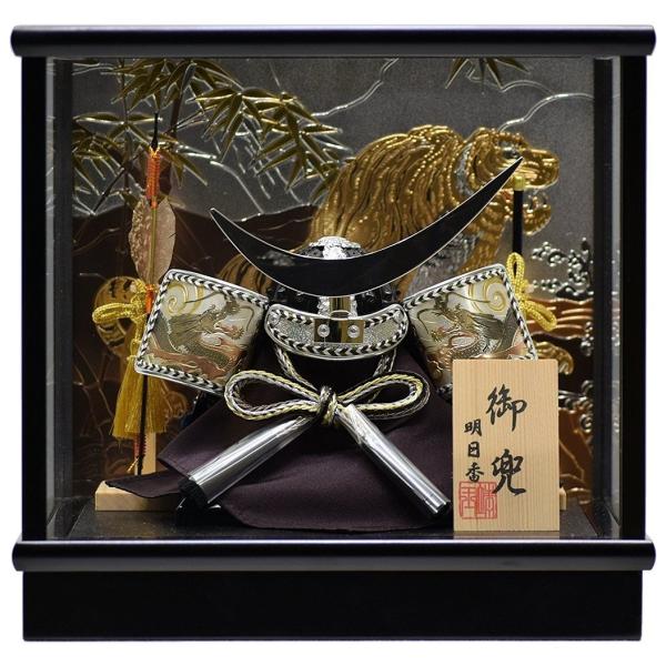 コンパクトながらも弓太刀付の豪華な兜ケース飾りです。敷布は緑か紺からお選びください。オプションで敷布に家紋か名前が入れられます。※家紋は名称をお間違えないよう（※丸の有無についてのお間違いが多いです）特にご注意ください。※家紋の正確な名称が...