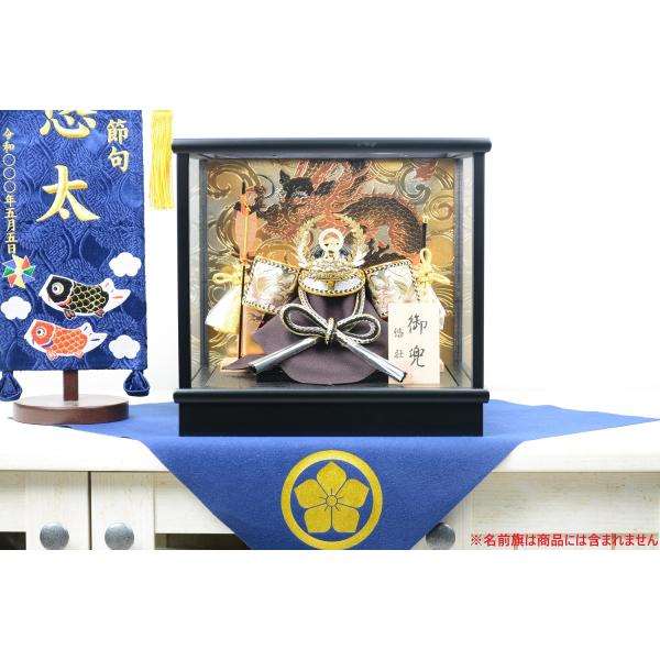 コンパクトながらも弓太刀付の豪華な兜ケース飾りです。敷布は緑か紺からお選びください。オプションで敷布に家紋か名前が入れられます。※家紋は名称をお間違えないよう（※丸の有無についてのお間違いが多いです）特にご注意ください。※家紋の正確な名称が...