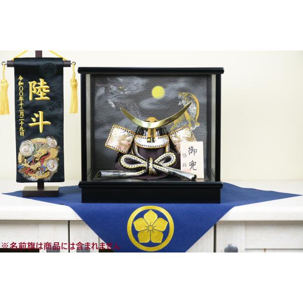 コンパクトながらも豪華な兜ケース飾りです。敷布は緑か紺からお選びください。オプションで敷布に家紋か名前が入れられます。※家紋は名称をお間違えないよう（※丸の有無についてのお間違いが多いです）特にご注意ください。※家紋の正確な名称が不明な場合...