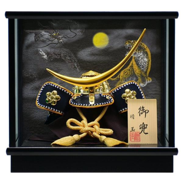 コンパクトながらも本格派の兜ケース飾りです。敷布は緑か紺からお選びください。オプションで敷布に家紋か名前が入れられます。※家紋は名称をお間違えないよう（※丸の有無についてのお間違いが多いです）特にご注意ください。※家紋の正確な名称が不明な場...