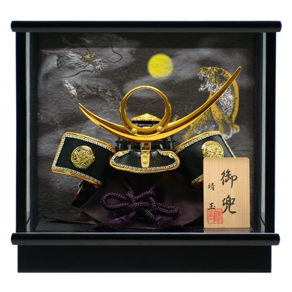 コンパクトながらも本格派の兜ケース飾りです。敷布は緑か紺からお選びください。オプションで敷布に家紋か名前が入れられます。※家紋は名称をお間違えないよう（※丸の有無についてのお間違いが多いです）特にご注意ください。※家紋の正確な名称が不明な場...