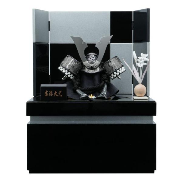 大鍬形の兜を配した兜収納箱飾りです。黒と銀のツートンカラーを採用したモダンな台屏風を使用しました。吉徳大光オリジナルの人気の「黎（れい）」シリーズです。アレンジメントフラワーを配し、より華やかな印象を与える兜飾りです。飾付サイズ・間口35c...