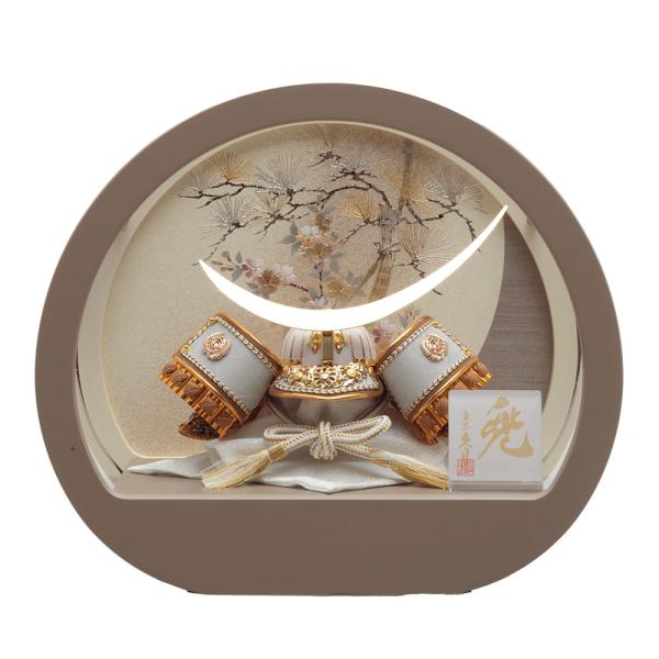 円形アクリルケースの兜取付飾です。近年トレンドとなっている丸みを帯びたフォルムが持ち味の円形ケースを採用いたしました。モカ系の枠に金銀松柄の背景を合わせて現代テイストの中に久月ならではのシックな雰囲気を称えた一品に仕上げました。【サイズ】間...