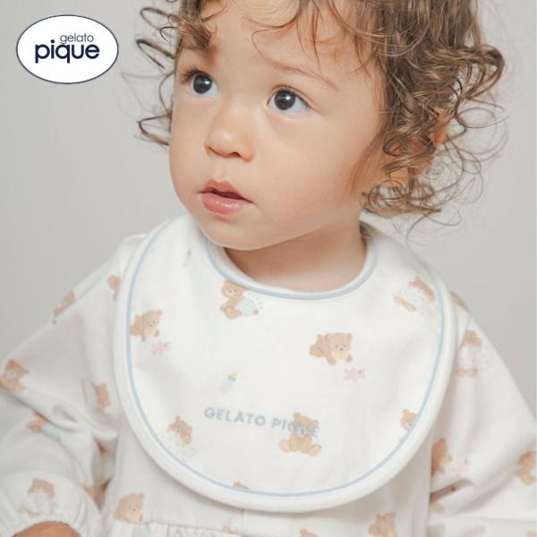 【ベビーベア柄のソフトな肌触りのスタイ】【Design/Styling】赤ちゃんベアの絵柄をプリントした、柔らかなカットソーのBABYスタイ。水色のパイピングで周囲をぐるりと囲み、ワンポイントでロゴを効かせて品のあるデザインに仕上げました。...