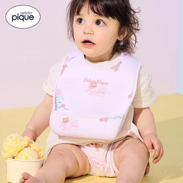 【アイスクリームベア柄お食事スタイ】【Design/Styling】とろけるアイスクリームとベアをカラフル＆ポップに描いた、ファミリーでお楽しみいただけるアイスクリームベアの雑貨シリーズです。総柄プリントのお食事スタイ。食べこぼしをキャッチ...