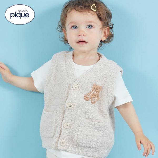 【胸元にあしらったベアが愛らしいパウダー素材のBABYベアベスト】【Fabric】POWDER（パウダー）…さらりとした肌当たりの、パウダリーなふわもこ素材。【Design/Styling】大切なBABYへのギフトにぴったりな、ベーシックな...