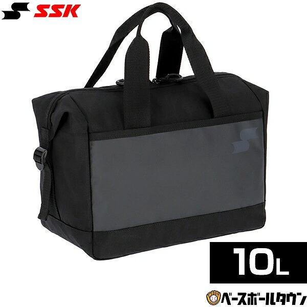 ペットボトルやアイスパックが収納可能なクーラーバッグ。 ●素材：合成繊維×合成皮革(PVC)●カラー：(90)ブラック●サイズ：長さ30×高さ27×幅18cm(容量約10L)●ペットボトル500ml/6本可能●生産国：中国●SSK エスエス...