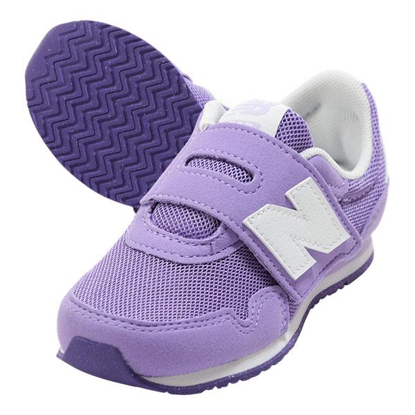 LIFESTYLEの人気シューズ「323」のINFANTモデルに、トーナルに仕上げたシーズナルカラーが登場。1970年代のスリム&amp;ロープロファイルなランニングスタイルを、脱ぎ履きしやすいよう大きく開くアッパーと面ファスナーで展開。フ...