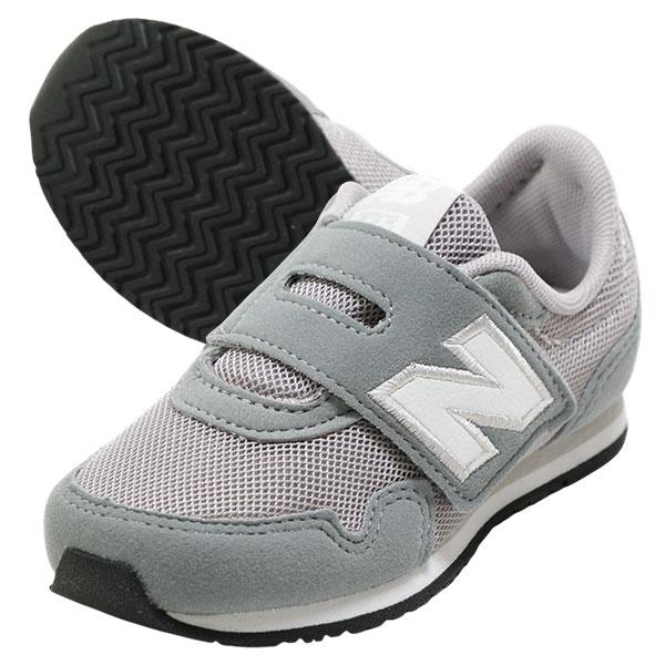 LIFESTYLEの人気シューズ「323」のINFANTモデルに、トーナルに仕上げたシーズナルカラーが登場。1970年代のスリム&amp;ロープロファイルなランニングスタイルを、脱ぎ履きしやすいよう大きく開くアッパーと面ファスナーで展開。フ...