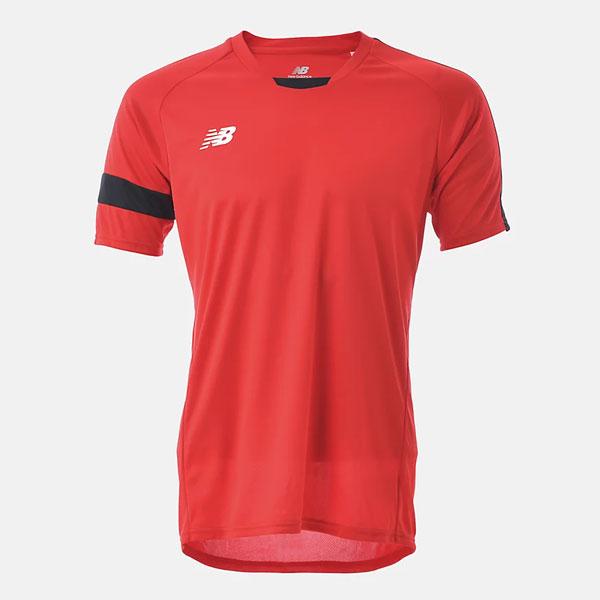 袖の切り替えデザインがアクセントに効いたジュニア用シャツ。New Balance Footballの定番商品。トレーニングシーンで活躍するアイテム。                                              ...