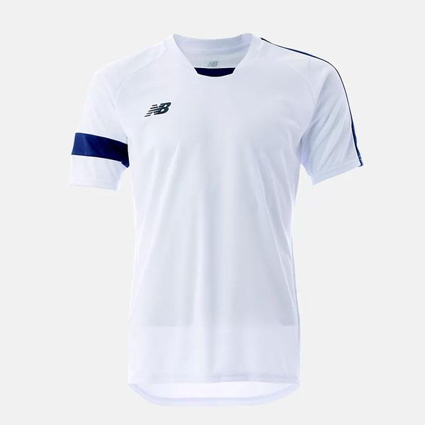 袖の切り替えデザインがアクセントに効いたジュニア用シャツ。New Balance Footballの定番商品。トレーニングシーンで活躍するアイテム。                                              ...