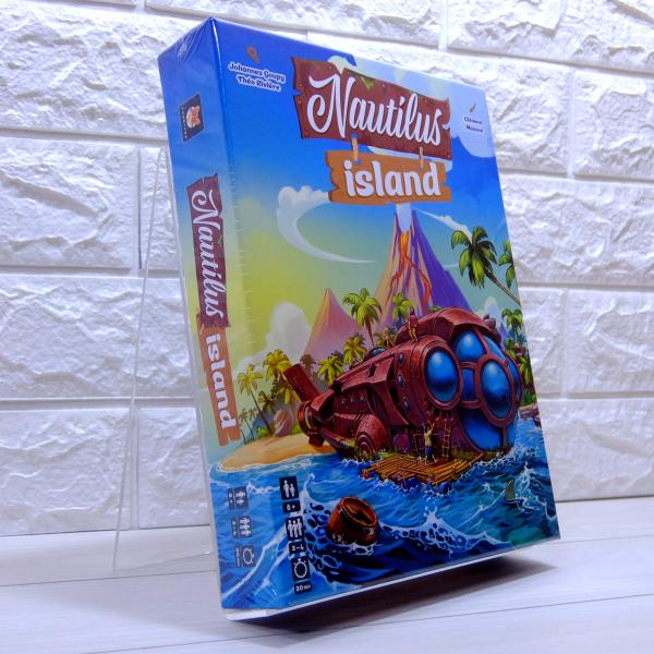 デザイナー: Johannes Goupy, Theo Riviere原題： Nautilus Islandメーカー: Funnyfox言語: Frenchプレイ人数: 2~4人対象年齢: 8歳~プレイ時間目安: 20分◆日本語説明書添付