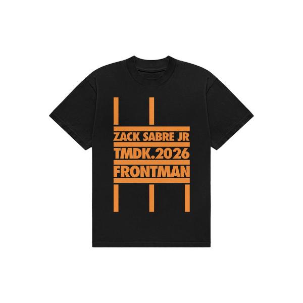 ザック・セイバー Jr.「TMDK.2026 FRONTMAN」Tシャツ「FRONTMAN」が「TMDK」を新たな年へ導く！ザック・セイバーJr.選手の新作Tシャツが完成！※店舗等でも同時に発売している為、在庫切れの場合もございます。ご了承...