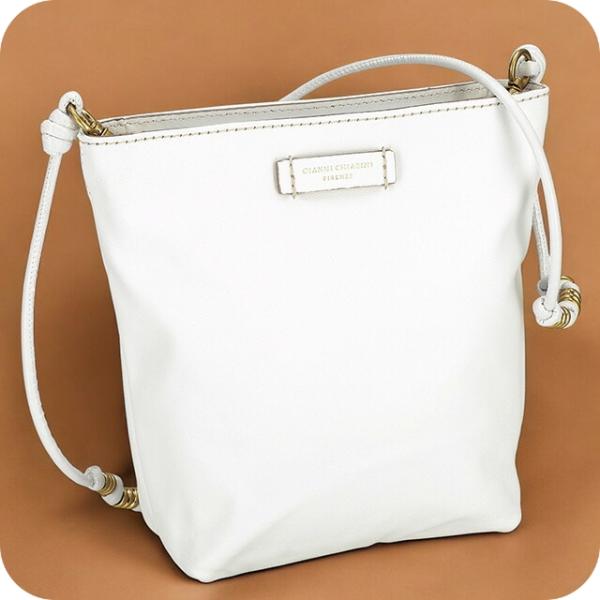 ジャンニキアリーニ ショルダーバッグ レディース ブランド BS 10772 FOU-KNOT GIANNI CHIARINI ホワイト ◆ジャンニ キアリーニは、革鞄職人の父を持つジャンニキアリーニ氏により1999年に創設されたバッグブラ...
