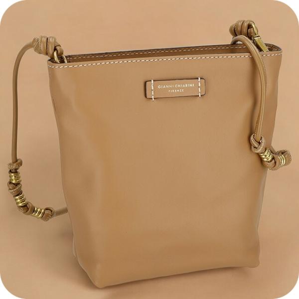 ジャンニキアリーニ ショルダーバッグ レディース ブランド BS 10772 FOU-KNOT GIANNI CHIARINI ブラウン ◆ジャンニ キアリーニは、革鞄職人の父を持つジャンニキアリーニ氏により1999年に創設されたバッグブラ...
