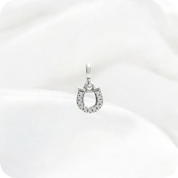 パンドラ PANDORA Pandora ME Lucky Horseshoe Mini Dangle ブレスレットチャーム 798379CZ レディース シルバー ブランド ◆この蹄鉄モチーフのチャームは、幸運を象徴するデザインで素晴らし...