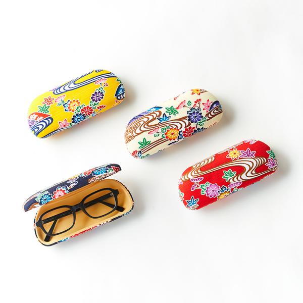 沖縄県の伝統染め 琉球紅型  　硬くて丈夫なメガネケース！　　勝負でしっかりパチンとしまります。紅型模様の配置の位置は、商品によって異なりますサイズ　約　幅１６．５cm　高さ４．５cm　奥行き　６.５cm