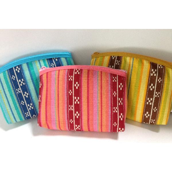 ミンサーは五つと四つの絣に「いつ（五つ）の世（四つ）までも、末永く・・・。」という想いが込められています。　　化粧ポーチなどにもぴったり、ゆったり入ります　綿１００%　両面ミンサー柄織り　サイズ：約幅16cmx高さ12cm　奥行4cmお化粧...