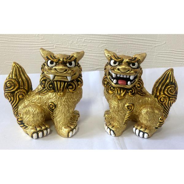 黄金（くがに）シーサー　座，金運アップ，置物●オスのシーサーの役割基本は口を開けたシーサーで右で、口を開けていることから家に福を招き入れ。開いた口から火を吐いたり、噛み付いたりして悪霊を退ける意味があると言われています。●メスのシーサーの役...