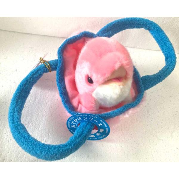 お子様のバッグにも、ふわふわのぬいぐるみポーチ。沖縄ハイビスカスのお花がついた手提げバッグに入った、小さいイルカのぬいぐるみです。明るいはっきりとしたピンクが綺麗。ころんとした感じの可愛らしいぬいぐるみです。【サイズ】バッグ（持ち手上部まで...