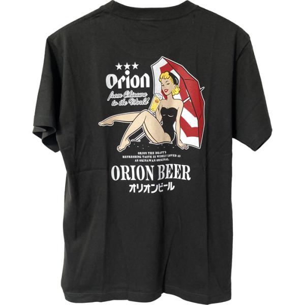 Tシャツ. TシャツOrion Girl、70〜80年代のレトロなポスターをイメージし、架空のオリオンキャンペンガールが爽やかにビールを楽しむイラストに仕上げました。フロントは胸元のワンポイントにプリント、バックに大きなオリオンガールをプリ...