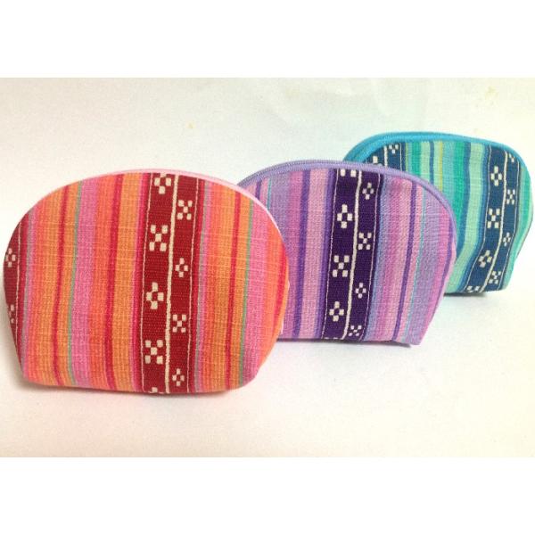 ミンサーは五つと四つの絣に「いつ（五つ）の世（四つ）までも、末永く・・・。」という想いが込められています。　　　綿１００%　両面ミンサー柄織り　サイズ：約高さ10cmx幅12cm　奥行3cm　　　