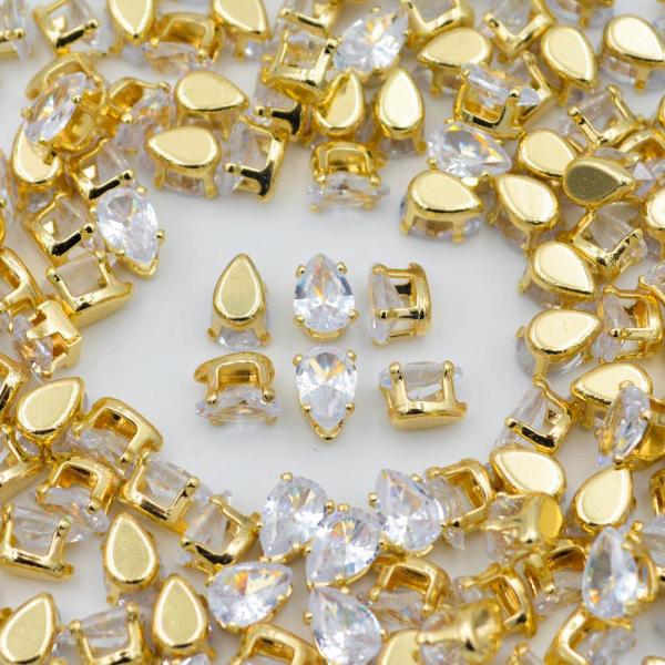 立て爪台座に、キュービックジルコニアをセットした、ピアストップパーツになります。お好きなピアスパーツと組み合わせるだけで、簡単にオリジナルピアスが作成できます。他にも、ヘアクリップなどの飾りとして使うのもおススメです。シンプルなデザインなの...