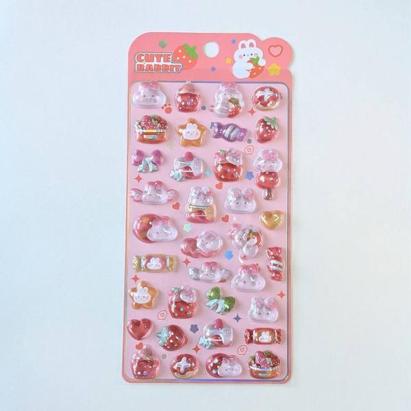 いちごとうさぎがモチーフの透明のぷっくりしたドロップシールのシートです。透明感とつやつやした光沢がかわいいく、日常でも使いやすいデザインです。小さいサイズから大きいサイズまで幅広いシールが揃っています。女の子、男の子問わず人気な商品です。ス...