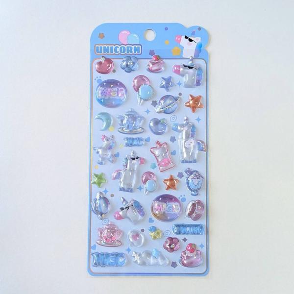 ユニコーンがモチーフの青みがかった透明のぷっくりしたドロップシールのシートです。透明感とつやつやした光沢がかわいいく、日常でも使いやすいデザインです。小さいサイズから大きいサイズまで幅広いシールが揃っています。女の子、男の子問わず人気な商品...