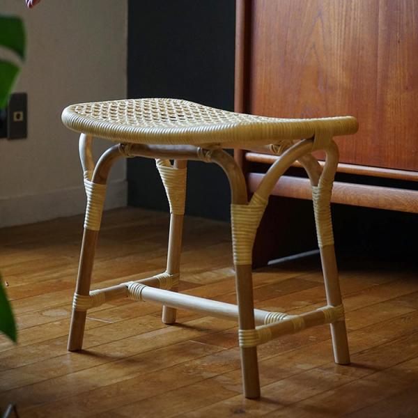 商品説明:座面が広めでゆるやかにカーブしているので、座ったときも体を受け止め安定感があります。座面高は約42cmと、一般的な日本製ダイニングチェアに近い高さ。しばらくのあいだ腰を落ち着ける事ができるので、リビング・寝室・玄関などにもおすすめ...