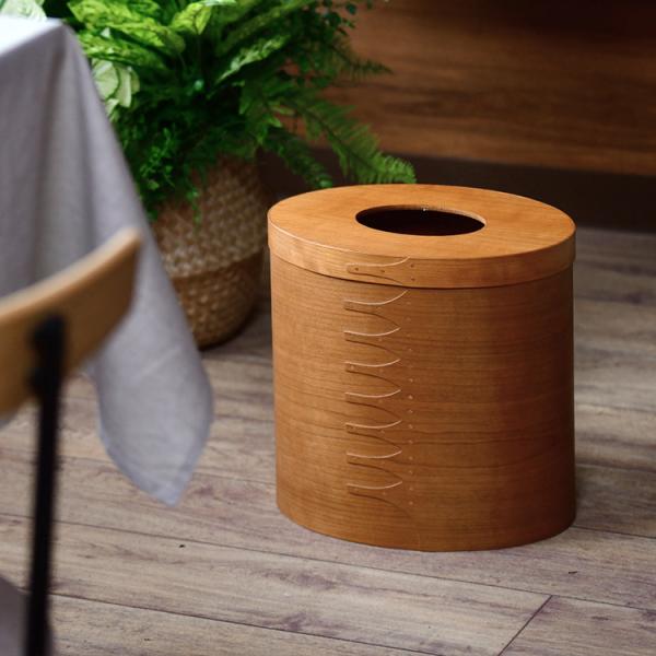 商品説明:いつも見えるところに置いておきたくなる、ナチュラルな美しさ。シェーカーボックスの意匠を取り入れたダストボックス。生活感の出やすいアイテムであるゴミ箱を洗練された雰囲気に変え、お部屋のインテリアと調和させます。蓋付きタイプなので中の...