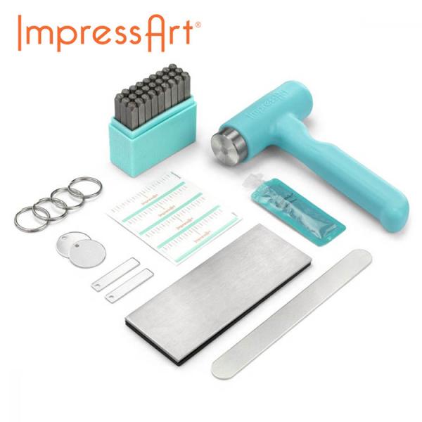 商品説明:メタルスタンピングとは、文字や模様の「スタンプ」で金属に刻印を施すDIY・クラフト技法です。セット内容:・スタンピングハンマー・スチールブロック+ラバー・エコノミーレタースタンプ Bridgette 大文字・お試し版ペイントマーカ...