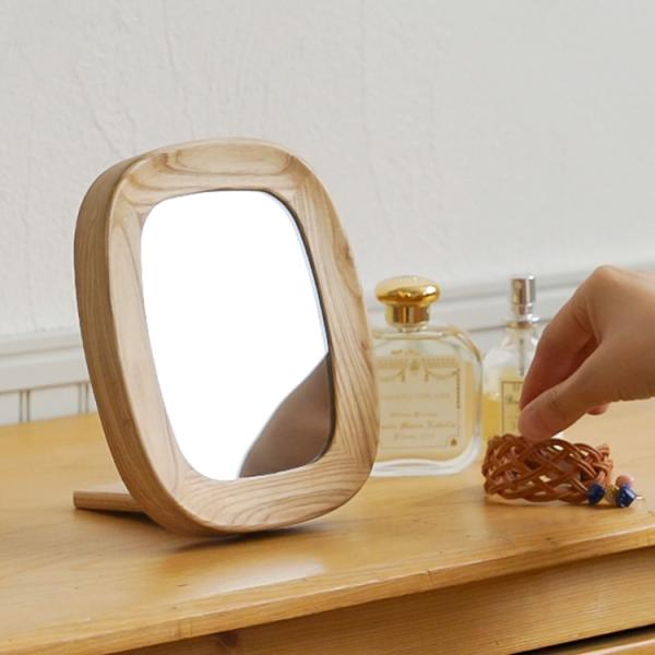 ヨーロッパのアンティークミラーを意識した置き型ミラー。丸みを帯びたフォルムや程良い厚みが愛らしく、天然木の素材によりナチュラルな印象を与えます。毎日使う鏡は、気の置けない相棒みたいな存在。フィンランド後で「やあ！」「こんにちは！」を表す言葉...