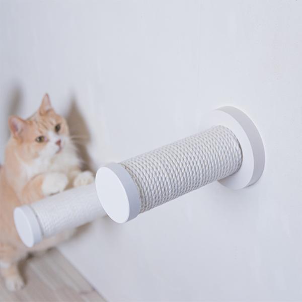 爪とぎ機能付きスティック型のキャットステップ■備考:今ある空間に、新しいワクワクを。アニマコレのキャットステップ。ステップとしても使える爪とぎスティックです。猫ちゃんの肉球でも滑りにくい素材で安心です。■商品サイズ:直径12.5×奥行き22...