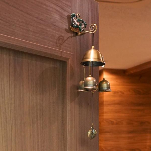 涼しげな音がなるドアチャイムは、心地のよい音色でお客様をお出迎えします。一つ一つ手作りされたかわいい仕上がりです。強力マグネットで取付はカンタン！玄関・お部屋・店舗の入り口など様々な場所にご利用いただけます。カラー:ツリー、スワン、パインセ...