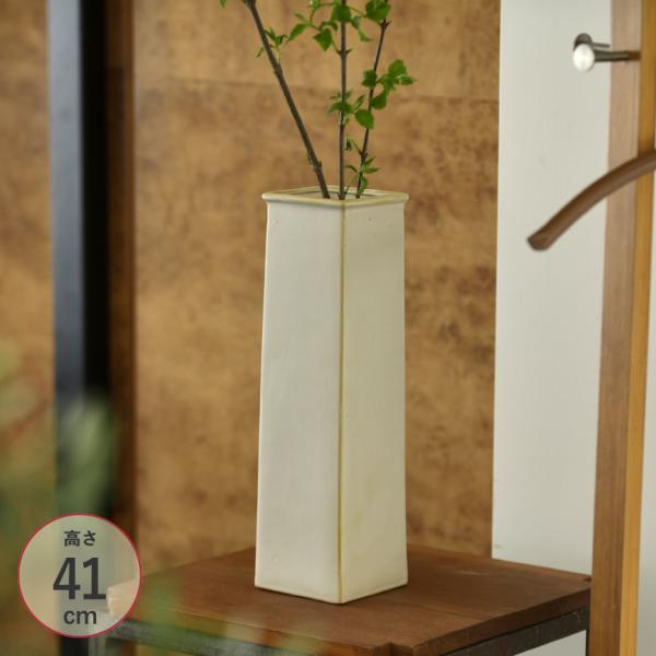 商品説明:シンプルながらも設置場所によって表情を変える、おしゃれな陶器花瓶。枝ものを飾るのにお勧めです。基本の作りは和モダンテイストですが、太陽光や照明の当たり具合によりイメージが変わるので玄関や窓際、間接照明の当たる寝室などどんなシーンで...