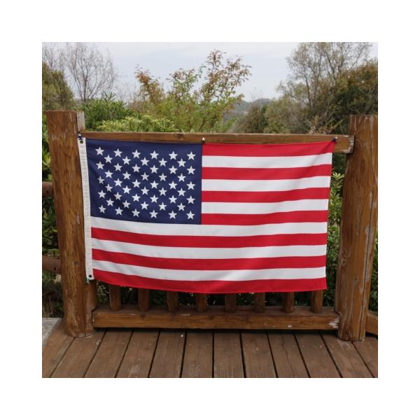 素材       : ポリエステル/コットンサイズ    : １２８ｃｍ × 厚み ７２ｃｍ人気のアメリカ星条旗です。全機械製造と異なり色染からミシン作業まで手作業で製作しております。当店オリジナル商品です。旗竿に取り付けできます。両面国旗...