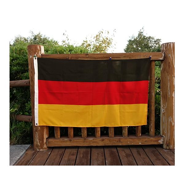 素材       : ポリエステル/コットンサイズ    : １２８ｃｍ × 厚み ７２ｃｍ人気のドイツ国旗です。全機械製造と異なり色染からミシン縫いまで手作業で製作しております。当店オリジナル商品です。旗竿に取り付けできます。両面国旗でポ...