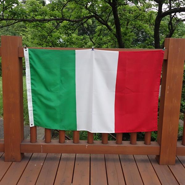 素材       : ポリエステル/コットンサイズ    : １２８ｃｍ × 厚み ７２ｃｍ人気のイタリア国旗です。全機械製造と異なり色染からミシン縫いまで手作業で製作しております。当店オリジナル商品です。旗竿に取り付けできます。両面国旗で...