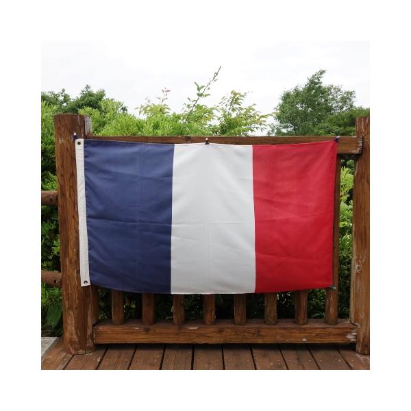 素材       : ポリエステル/コットンサイズ    : １２８ｃｍ × 厚み ７２ｃｍ人気のフランス国旗です。全機械製造と異なり色染からミシン縫いまで手作業で製作しております。当店オリジナル商品です。旗竿に取り付けできます。両面国旗で...
