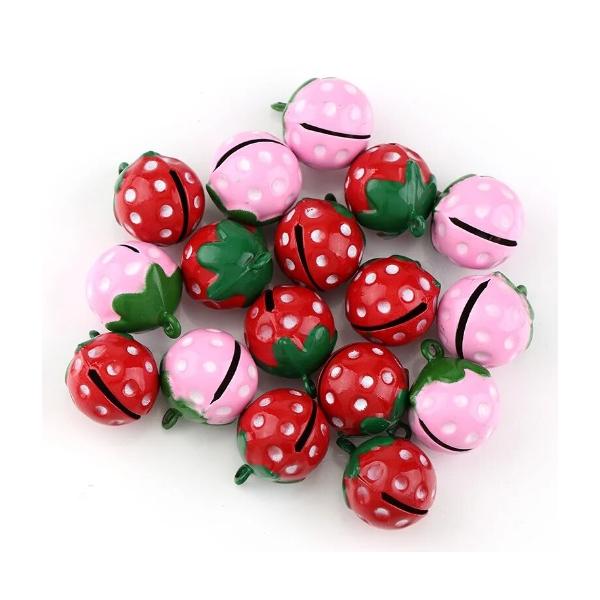 かわいい苺型の鈴です。赤とピンクの２色！どちらもかわいい♪鈴１個のお値段です。お色をお選び下さい。゜+。:.　サイズ・素材　.:。+゜　　約１７ｍｍの円形ご希望の方には、二重カンをお付けします。シルバー・ゴールド・アンティークゴールドからお...