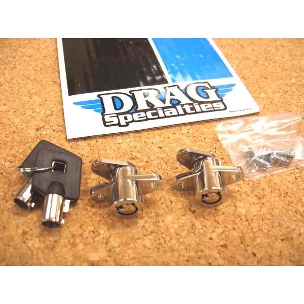 Drag Specialties Saddlebag Latch Lock Kit W/KEYS.ドラッグスペシャリティーズ・サドルバックラッチのカギ付きキーシリンダー左右セットです。ＨＤ純正＆純正タイプサドルバックラッチへ装着可能です。品...