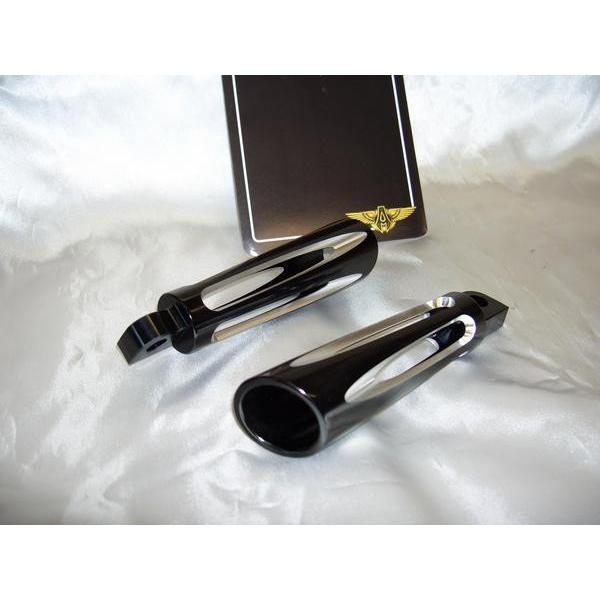 ARLEN NESS DEEP CUT MALE MOUNT FOOTPEGS.アレンネス ディープカット フットペグ・左右セット ブラックです。同じディープカットシリーズのフットボードやシフターなどと合わせて装着されますと一体感が出てバラ...