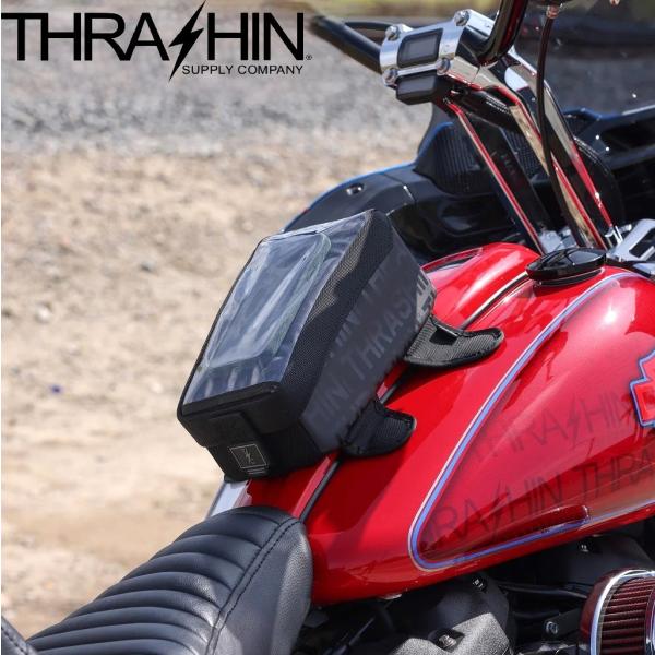 THRASHIN SUPPLY・タンクバッグ TSB-0017スラッシン タンクバッグは、携帯電話、カメラ、アクセサリーなどの必需品を収納するのに最適です。荷物に簡単にアクセスできるように設計されています。フックとループで留める構造の蓋でこ...