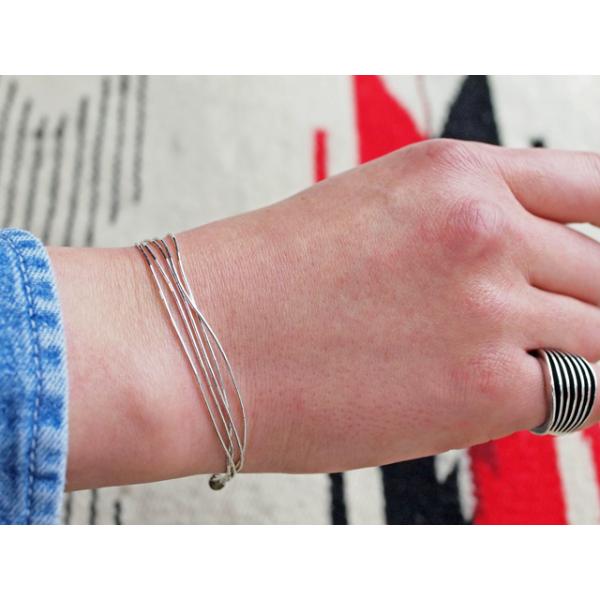 長さ3mm、直径0.7mmほどの極細のスターリングシルバー製ビーズを連ねたブレスレットです。水が流れるように優雅に見えることから、Liquid-Silver（リキッドシルバー）と呼ばれるようになりました。デニム系のアメリカンカジュアルには勿...