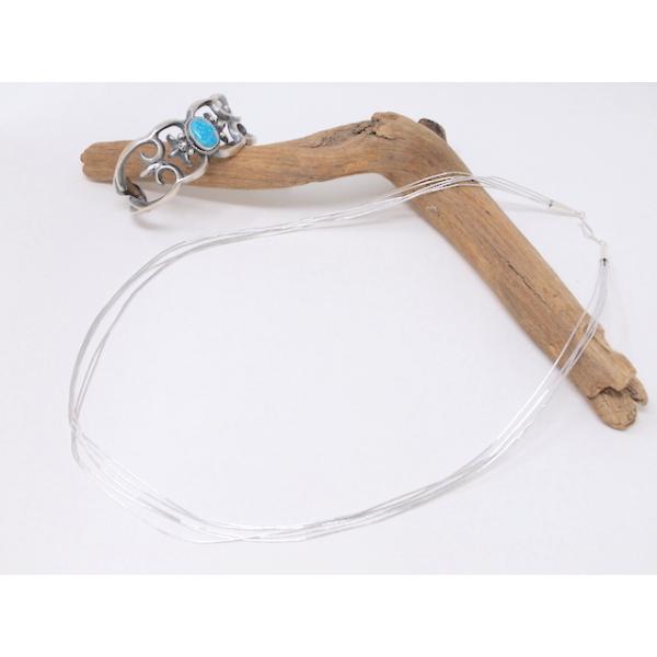 長さ3mm、直径0.7mmほどの極細のスターリングシルバー製ビーズを連ねたネックレスです。水が流れるように優雅に見えることから、Liquid-Silver（リキッドシルバー）と呼ばれるようになりました。連数や長さによって、多くのバリエーショ...